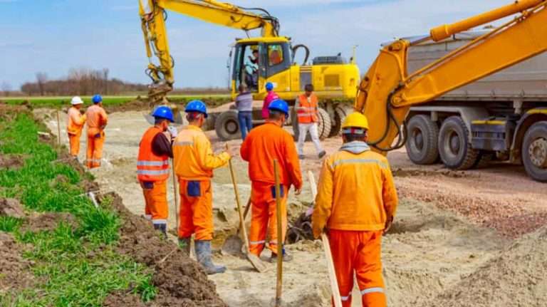 Safety Training for Working Around Heavy Machinery - Safety Australia ...